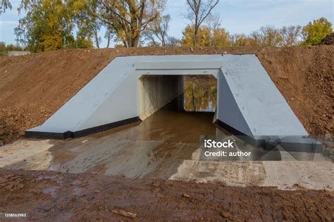 도로를 가로 질러 작은 콘크리트 다리 작은 강을 위한 길 건너편에 있는 다리 도로의 콘크리트 구조물 교량에 대한 스톡 사진 및 기타 이미지 Istock