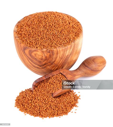 Camelina Sativa 씨앗은 올리브 그릇과 특종에 담겨 흰색 배경에 격리되어 있습니다 카멜리나 또는 거짓 아마의 씨앗 카멜리나 오일의 원료 0명에 대한 스톡 사진 및