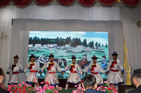 Монголын төр нийгмийн зүтгэлтэн дуучин дуу зохиогч хуурч лимбэч хөгжимчин Магсар Хурцын