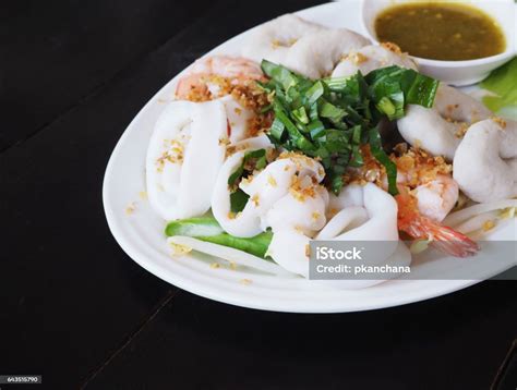 삶은 해산물 뜨겁고 신 검은 나무 배경에 흰색 접시에 소스와 함께 찍어 검은색에 대한 스톡 사진 및 기타 이미지 검은색 구이 그릇 Istock