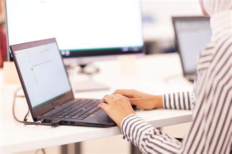 히잡을 가진 아프리카계 미국인 무슬림 소녀는 현대 사무실에서 노트북에서 작업 20 24세에 대한 스톡 사진 및 기타 이미지 20 24세 고객 기업 비즈니스 Istock