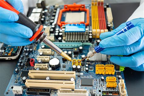 기술자는 철을 납땜하여 하드 디스크 내부를 수리합니다 통합 회로 데이터 하드웨어 기술자 및 기술의 개념 0명에 대한 스톡 사진 및 기타 이미지 Istock