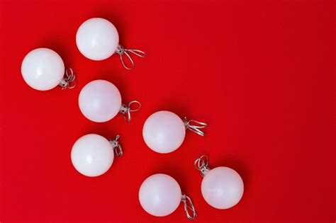 빨간 종이 배경에 실버 스레드와 크리스마스 공입니다 화이트 홀리데이 겨울 장난감입니다 최소한의 크리스마스 개념입니다 12월에 대한 스톡 사진 및 기타 이미지 Istock