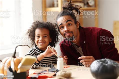 행복한 아프리카 계 미국인 가족 아버지와 어린 소년 아들 그림 할로윈 호박 집에서 함께 가족에 대한 스톡 사진 및 기타 이미지 가족 2명 Decorative