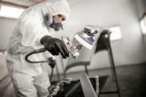 그림 부스에서 자동차 범퍼에 페인트의 코트를 적용 전체 작업복과 호흡 마스크에 자동차 차체가 게 색칠 기술자 페인트에 대한 스톡 사진 및 기타 이미지 Istock