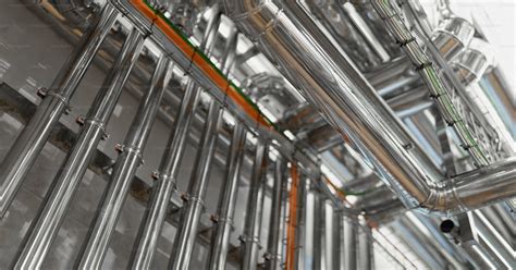 원유 공장의 강철 파이프 라인 산업 영역 강철 파이프 라인 및 밸브 증기 파이프라인 및 강철 구조물 산업용 발전소 내부에서 발견되는 장비 케이블 및 배관 사진