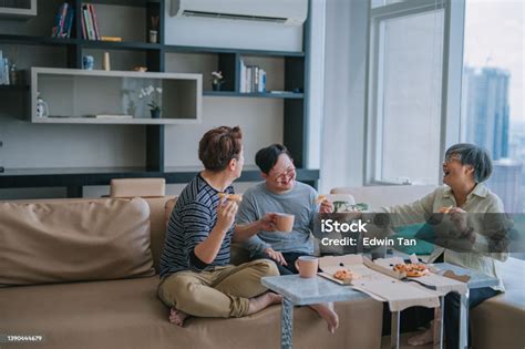 다운 증후군을 앓고있는 아시아 중국 다세대 가족 주말 동안 소파에 앉아있는 거실에서 피자 패스트 푸드를 즐기는 손자 아버지에 대한 스톡 사진 및 기타 이미지 Istock
