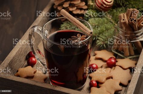 크리스마스 Mulled 와인입니다 휴일 개념 전나무 가지 진저 쿠키와 어두운 나무 쟁반에 크랜베리로 장식 되어 있습니다 0명에 대한 스톡 사진 및 기타 이미지 Istock