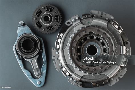 자동 변속기 Dsg의 새로운 클러치 키트가 교체 될 준비가되었습니다 회색 배경에 고립 된 현대 자동차의 예비 부품 자동차 수리 및 서비스 개념 0명에 대한 스톡 사진 및