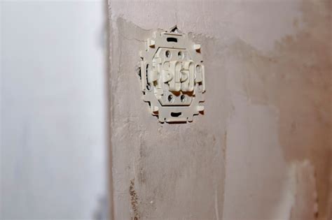 수리 하는 동안 전기 소켓 및 스위치 리노베이션을 위한 벽 준비 객실 개조 가정의 방에 대한 스톡 사진 및 기타 이미지 가정의 방 개선 건설업자 Istock