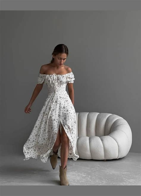 Білий повсякденний легка сукня в квітковий принт з відкритими плечима Adelante з квітковим