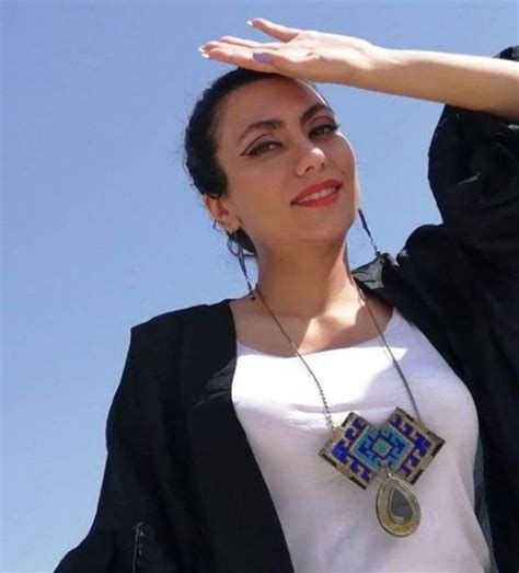 Minadb سلام من مینا دهباشی هستممدرس زبان انگلیسی و قراره به شما کمک کنم که راحت‌تر زبان