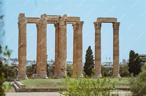 제우스 신전 아테네 그리스 아테네의 랜드마크 고대 그리스 유적과 기둥의 맑은 전망 프리미엄 사진
