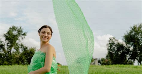 초록색 드레스를 입고 우산을 들고 있는 여자 사진 Unsplash의 드레스 이미지