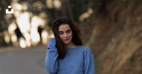 파란색 스웨트 셔츠와 검은 색 스트레이트 컷 청바지를 입고 여자 사진 Unsplash의 무료 바르셀로나 이미지