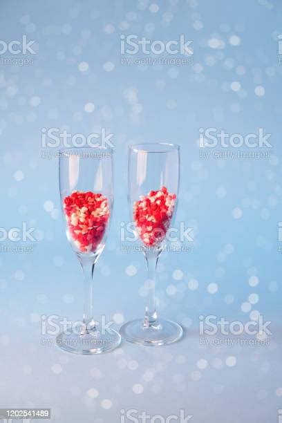 빨간 하트 모양의 설탕 사탕과 두 개의 샴페인 안경 파란색 배경 위에 발렌타인 데이 기념일 또는 결혼 축하 개념입니다 공간을 복사합니다 개념에 대한 스톡 사진 및 기타