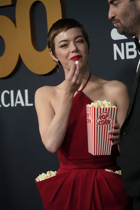 Emma Stone S Snl Dress Was Filled With Popcorn And For An Amazing Hidden Meaning Perez Hilton