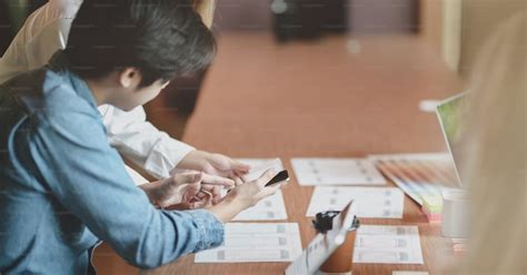 젊은 전문 Ui 그래픽 디자이너 팀이 스마트폰 템플릿으로 브레인스토밍하는 클로즈업 보기 사진 Unsplash의 전략 이미지