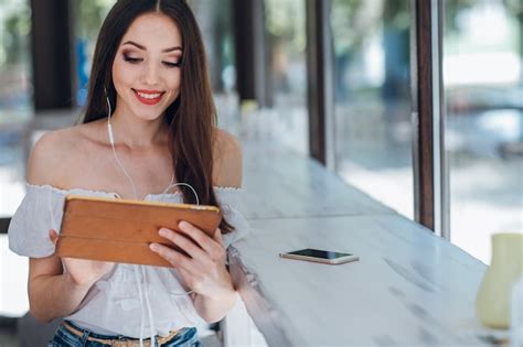 Chica Joven Sonriendo Con Una Tablet Descargar Fotos Gratis
