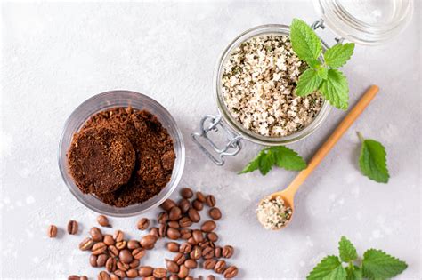 유리 항아리에 분쇄 커피와 페퍼민트 설탕의 바디 스크럽 껍질을 벗기는 수제 화장품 맨 위 보기입니다 갈색에 대한 스톡 사진 및 기타 이미지 Istock