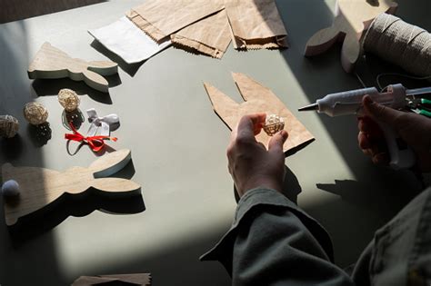 솔직한 부활절 선물 종이 봉지 토끼 배열 장식을 만드는 여자의 Diy 과정 어린이를 위한 수제 공예 종이 선물 아이디어 사용 설명서 활동 시리즈 제로웨이스트 친환경 봄철