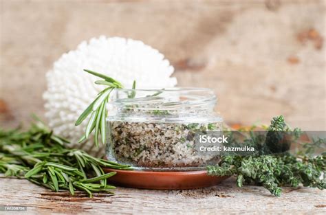 로즈마리 타임 라임 주스 바다 소금과 올리브 오일을 사용한 홈메이드 허브 스크럽 천연 피부와 헤어 케어 Diy 뷰티 트리트먼트 및 스파 레시피 복사 공간 소금에 대한 스톡