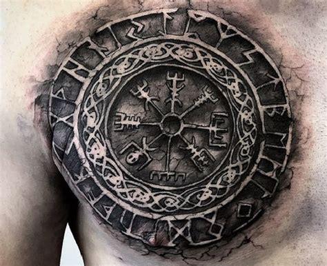 바이킹 나침반 또는 Vegvisir 문신 영적 경로를 찾는 데 도움이 되는 상징