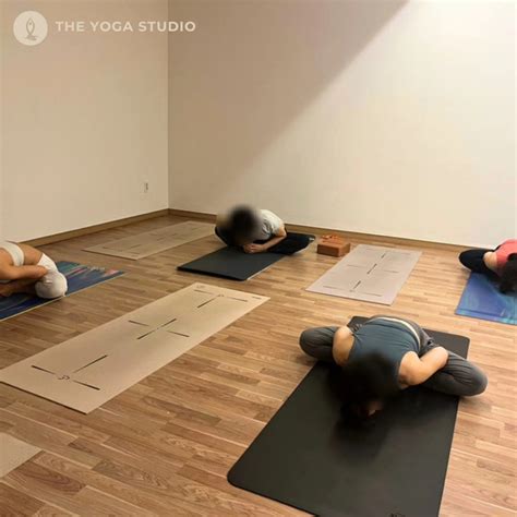 더핫요가스튜디오 요가수업 나비자세 밧다 코나아사나에서 앞으로 굽힌 자세로 엉덩이 척추 골반대