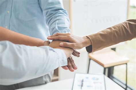 팀웍 손 지원 함께 개념에 가입 비즈니스 팀 동료 브레인 스토밍 회의 개념 경영자에 대한 스톡 사진 및 기타 이미지 경영자 교육 기업 재무와 산업 Istock