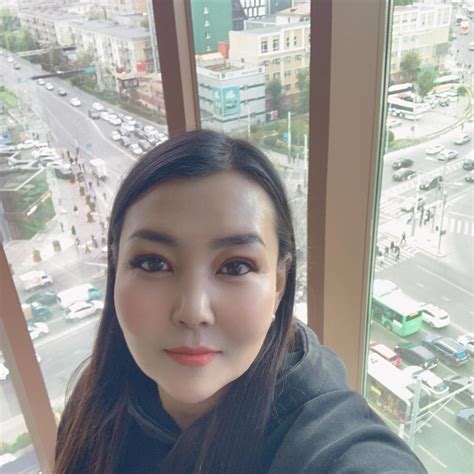 Aryas Аль өнгө дээр царай тодорч гэрэлтэж баланстай харагдаж байна