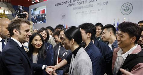 광저우 쑨원대 방문해 학생들과 얘기하는 마크롱