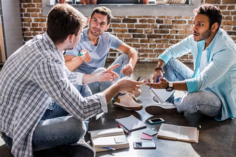 중소 기업 사무실 소기업 사람들 개념에서에서 새로운 비즈니스 프로젝트에서 작업 하는 젊은 전문가 그룹 기업 재무와 산업에 대한 스톡 사진 및 기타 이미지 Istock