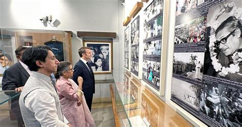 ধানমন্ডি ৩২ নম্বরে বঙ্গবন্ধুর প্রতিকৃতিতে ফরাসি প্রেসিডেন্টের শ্রদ্ধা