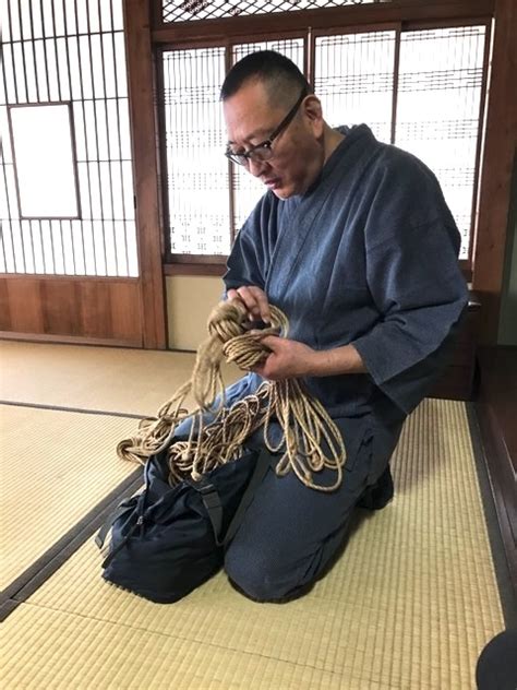 人気熟女av女優･友田真希を至近距離で撮影！緊縛撮影会は予約開始とほぼ同時に完売！大迫力の【縄奈加會緊縛撮影会】の様子を画像100枚でレポート！控室の貴重なオフショットも。【三代目葵マリーの