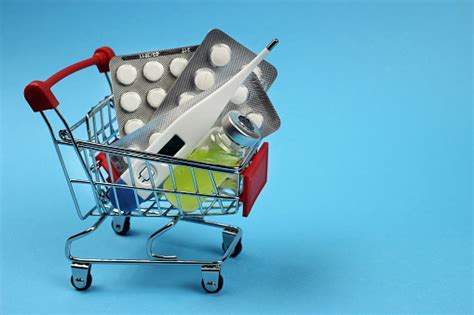 복사 공간이있는 파란색 배경에 알약과 의약품으로 가득 찬 쇼핑 카트 또는 트롤리 가득 찬에 대한 스톡 사진 및 기타 이미지 가득 찬 건강관리와 의술 금속 Istock