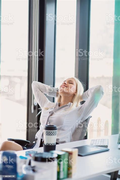 현대 밝은 스타 업 사무실 인테리어에서 데스크톱 컴퓨터에서 작업하는 동안 편안한 젊은 비즈니스 여성 20 29세에 대한 스톡