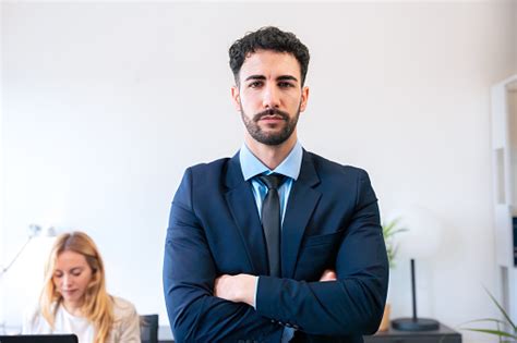 동료와 함께 사무실에서 팔짱을 끼고 서 있는 자신감 넘치는 사업가 2명에 대한 스톡 사진 및 기타 이미지 2명 개념 기업 문화 Istock