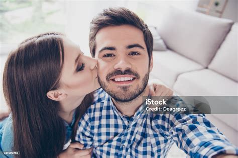 Selfie Mit Meiner Hälfte Liebe Dich Attraktives Junges Paar Nimmt Eine