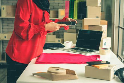 온라인 판매자는 홈 오피스에서 일하고 고객에게 배송 배달 상자를 포장합니다 인터넷에서 전자 상거래 비즈니스를 하는 소기업 소유자 또는 기업가 사진 Unsplash의