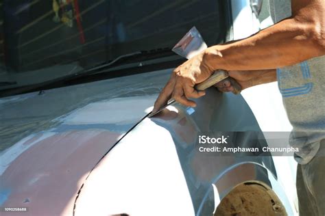 자동차 페인트 기술자 보 닛 새 모자를 절차의 한 부분에 퍼 티 나이프에 페인트를 사용 하 여 그라인더 산업 장비에 대한 스톡