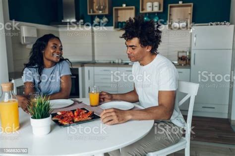 집에서 부엌에서 아침 식사를하는 아프리카 계 미국인 커플 20 24세에 대한 스톡 사진 및 기타 이미지 20 24세 2명 30 34세 Istock