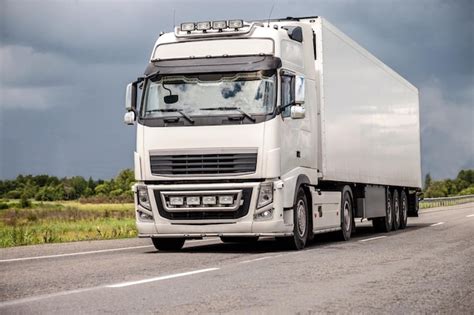 여름에 도로에 파란색 트럭 프리미엄 사진