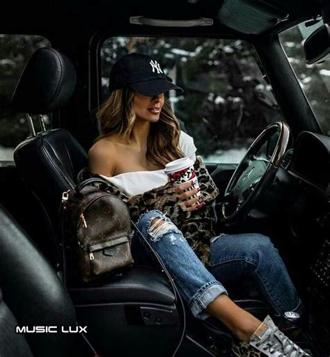 Девушка в машине