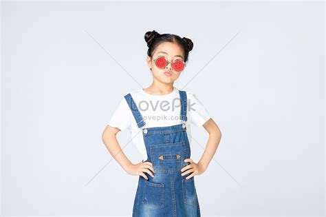 안경을 쓴 어린 소녀 사진 무료 다운로드 Lovepik