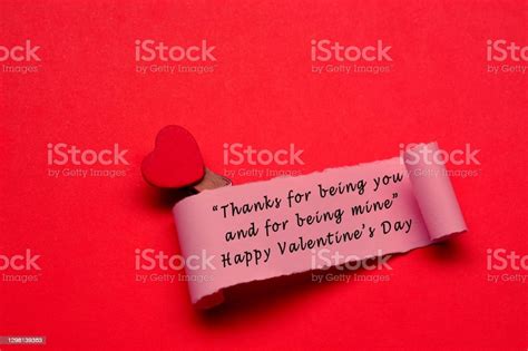 빨간색 종이 배경이 있는 찢어진 용지의 텍스트 라벨입니다 발렌타인 데이 컨셉 0명에 대한 스톡 사진 및 기타 이미지 0명 2월 개념 Istock