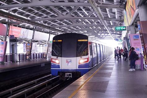 Premium Photo Bangkokthailand September 18 2022 A Picture Of A Bts Platform With Passengers
