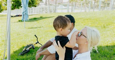 한 여자와 두 아이가 우산 아래 담요 위에 앉아 있다 사진 Unsplash의 바깥 이미지