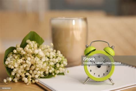 카페의 나무 테이블에 향기로운 아침 커피 메모장 알람 시계와 꽃 의 컵 0명에 대한 스톡 사진 및 기타 이미지 0명 계곡