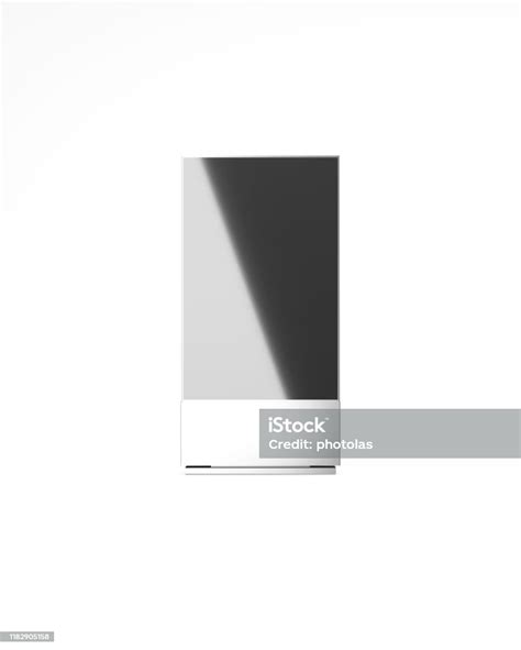 디지털 광고 디스플레이는 전면 보기를 조롱합니다 금속 케이스 블랙 스크린 흰색 배경에 격리 3d 렌더링 0명에 대한 스톡 사진 및 기타 이미지 Istock