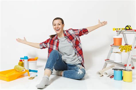 캐주얼에 여자 옷 확산 손 재건축 아파트 룸 흰색 배경에 고립에 대 한 악기와 함께 바닥에 앉아 배경 화면 접착 페인팅 도구에 대 한 액세서리입니다 수리의 개념입니다 개선에